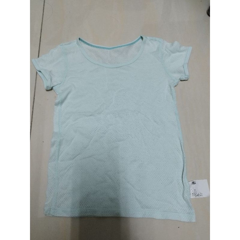 二手Uniqlo洞洞短袖衣服（110cm) | 蝦皮購物