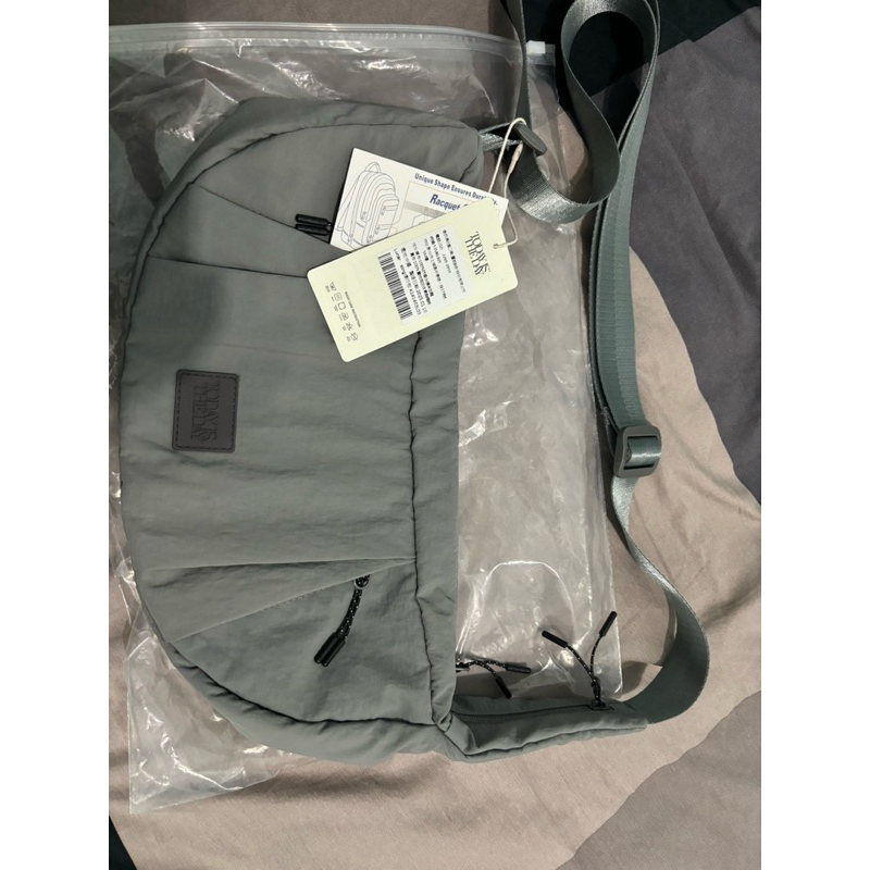 Rite側背包半月包灰色全新 | 蝦皮購物