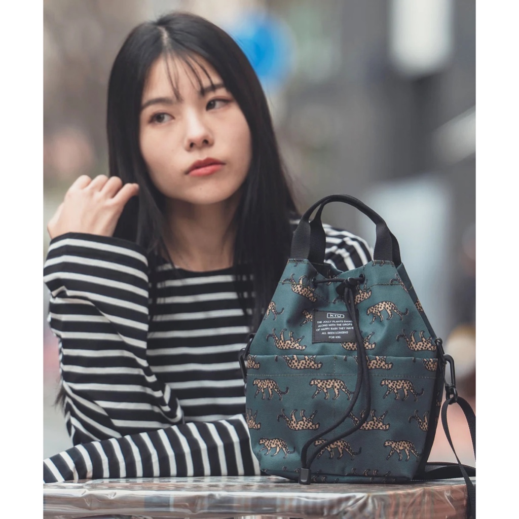 沛吉兔日貨館。現貨在台 日本雨衣第一品牌 KIU 600D 軍規耐磨防潑水 桶包 手提包 側背包 音樂祭 出遊 花豹 黑 | 蝦皮購物