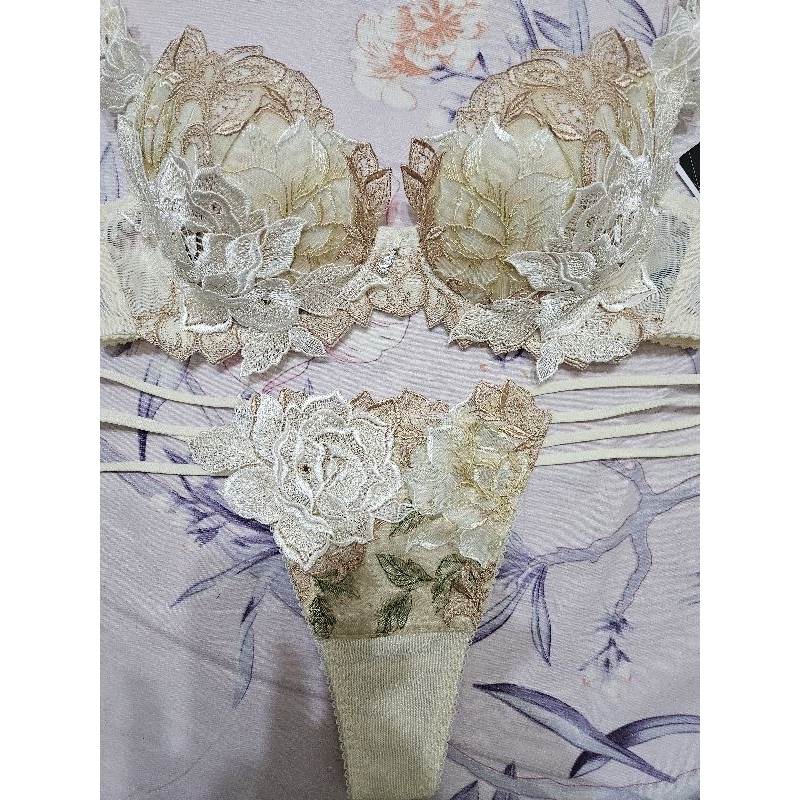 莎露 Salute 店舖限定97系列，米色雕花內衣褲組 C70+M | 蝦皮購物