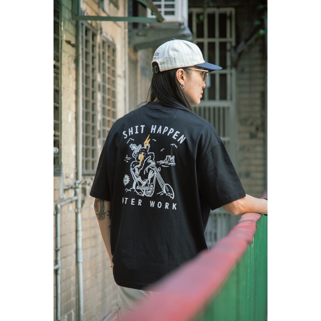 ''AFTER WORK'' SHIT HAPPEN T-SHIRT 白/黑 | 蝦皮購物