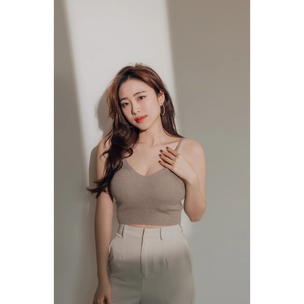 Beigy | 衣櫃必備針織V領Bra Top 附薄/厚胸墊 (駝M/灰M/白M/黑M) | 蝦皮購物