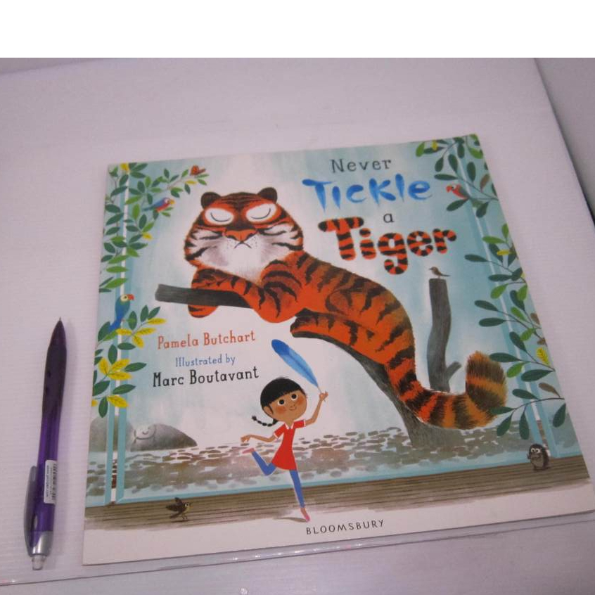 「二手書」Never Tickle a Tiger 英文繪本 Pamela Butchart Bloomsbury 平裝 | 蝦皮購物