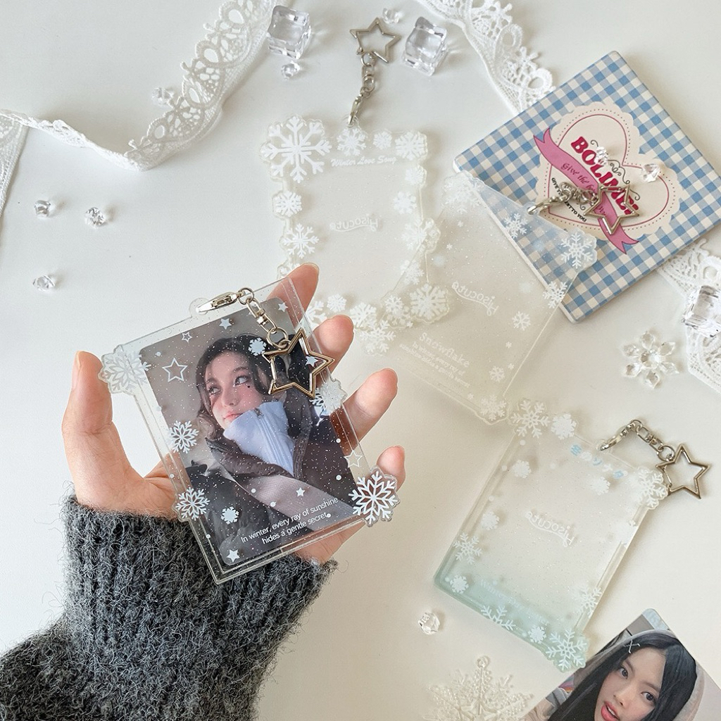𝗠𝗼𝗼𝗻 𝗱𝗮𝗶𝗹𝘆｜現貨 Hisocute 透明閃粉雪花壓克力卡套 3吋小卡卡套 4款 冬日雪花主題追星偶像卡套 | 蝦皮購物
