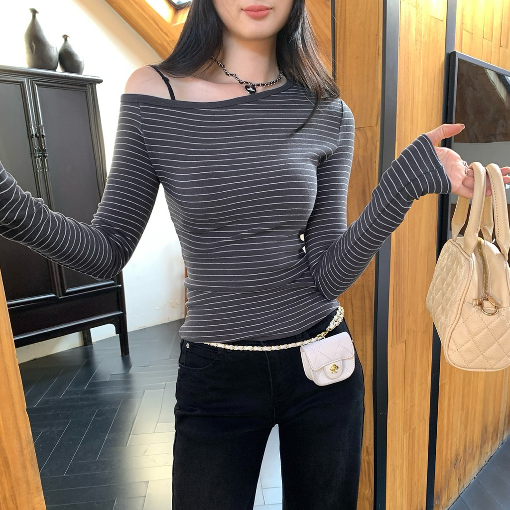 【SPRING.】𝙉𝙀𝙒 微辣小心機斜肩條紋長袖Tee | 蝦皮購物