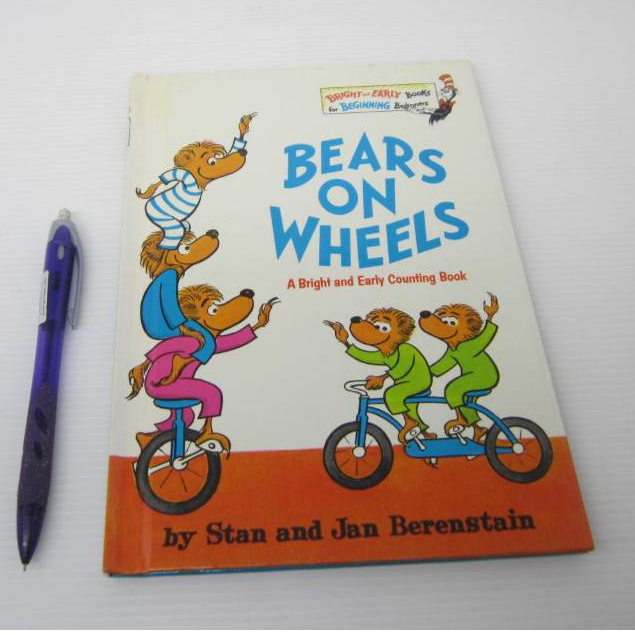 「二手書」The Berenstain Bears Bears on wheels counting 英文讀本 精裝 | 蝦皮購物