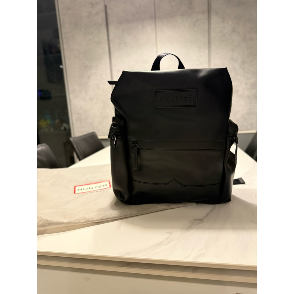 Hunter Original Rubberized Leather 上方開扣橡膠塗層皮革後背包-大號黑色 | 蝦皮購物