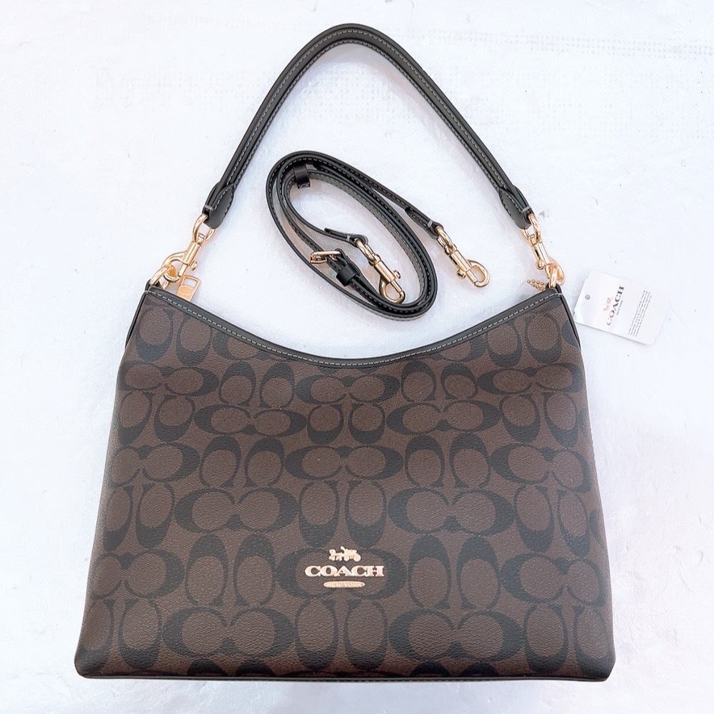 [小香風衣舖]全新-尺寸28.5*20-877-CR149-COACH經典C紋PVC斜背包-咖-美國OUTLET正品 | 蝦皮購物