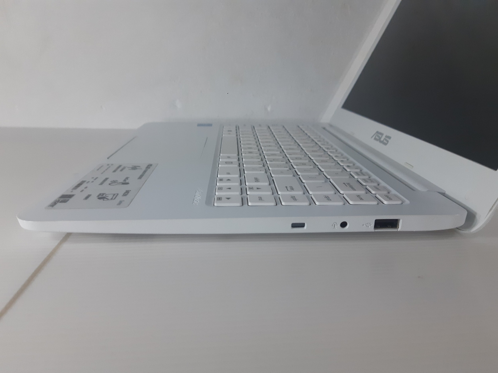 華碩ASUS VivoBook E402NA 14吋 天使白 N3450/4G/120G SSD 四核輕薄文書筆電 | 蝦皮購物