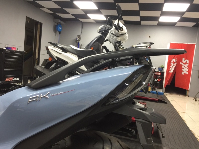 DIY本舖 KYMCO AK550 一代 後箱架 後架 行李箱架 後貨架 含後蓋板 原廠公司貨 2021年最新款式 | 蝦皮購物