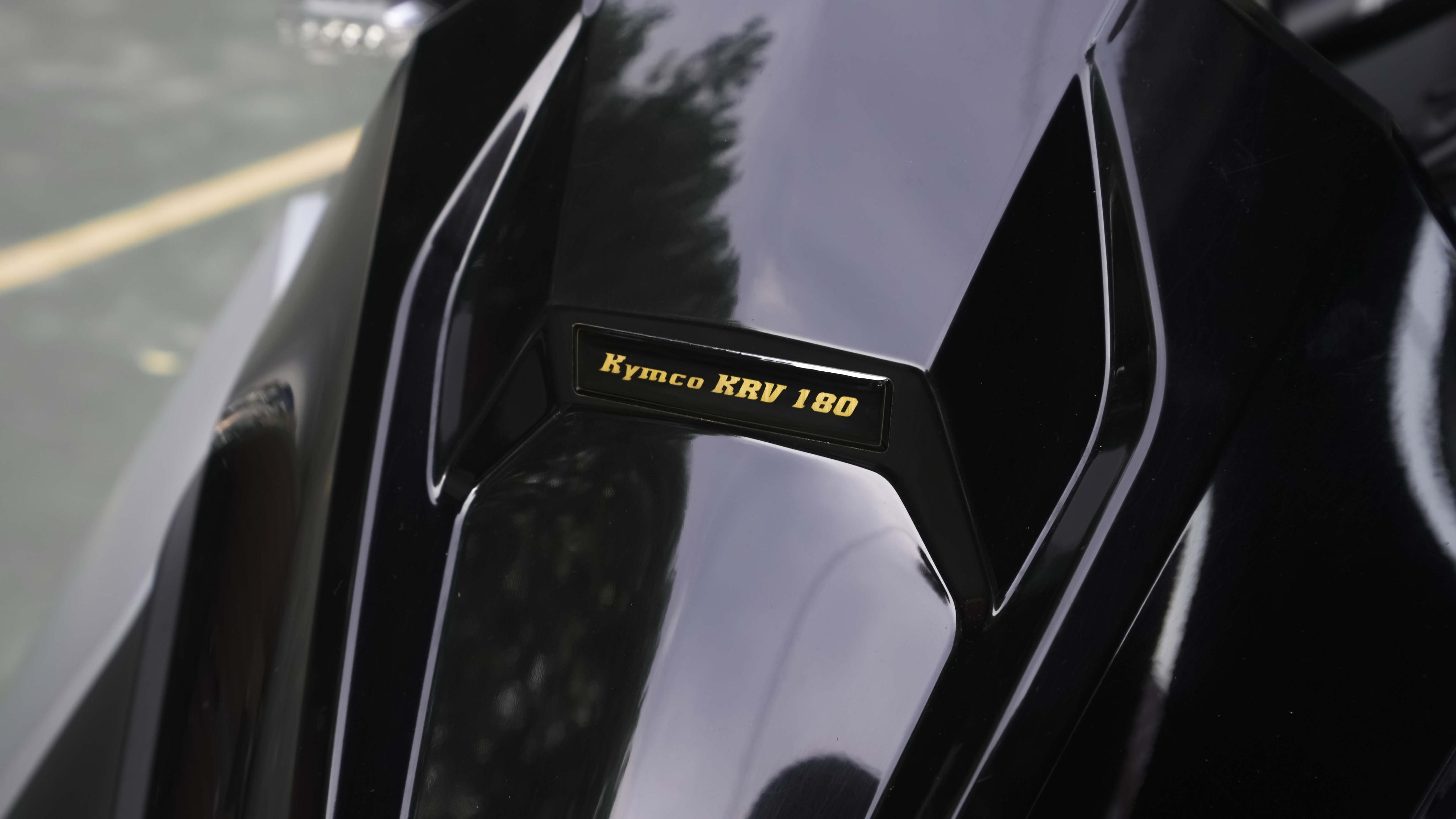 【SET OFF_tw】KRV小標貼-黑銀金 KRV180 KRV MOTO 車貼 貼紙 logo 機車貼 質感提升 | 蝦皮購物