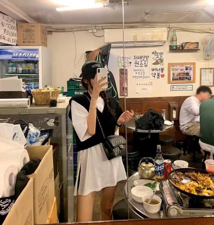 Waroom|高雄現貨秒出 不退流行素面寬鬆圓領短袖T恤|女裝|純棉上衣|中長版|下身失蹤|配毛衣|素T|開叉上衣501 | 蝦皮購物