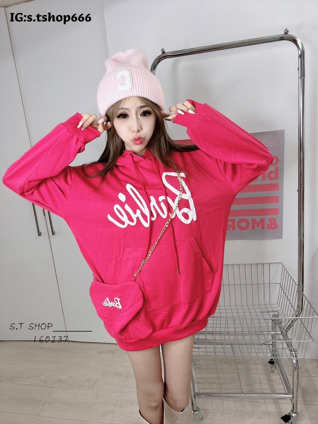 【S.T SHOP現貨秒出】1602 Barbie 立體發泡字母寬鬆帽t+鍊條小廢包可穿到XL | 蝦皮購物