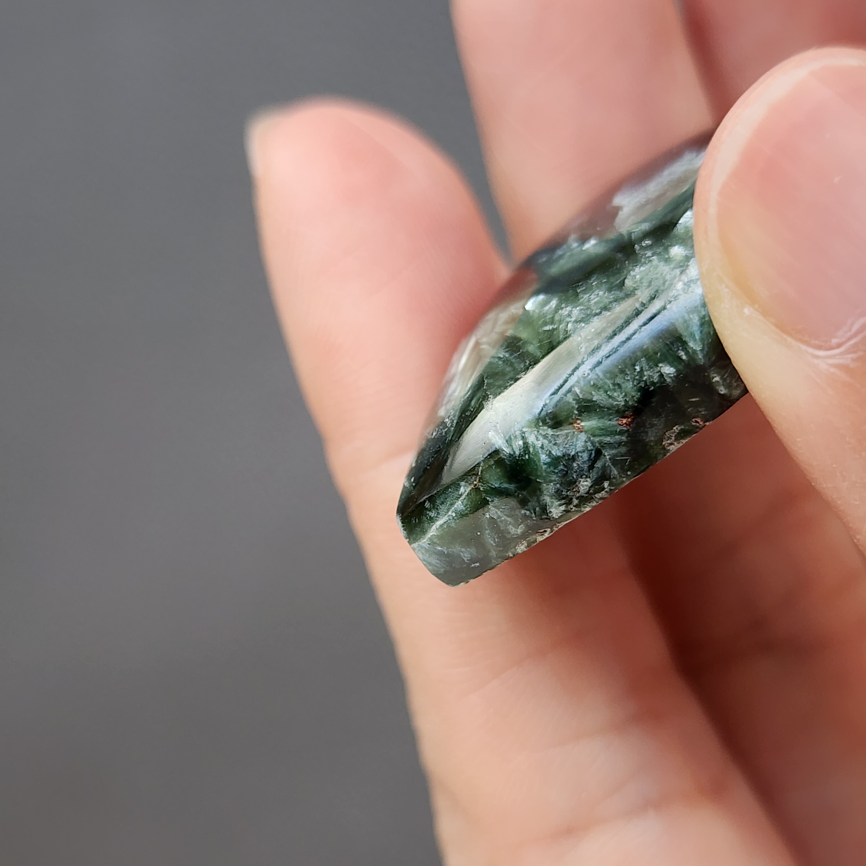 【天然石】 綠龍晶 Seraphinite 水滴形裸石 SE08 | 蝦皮購物