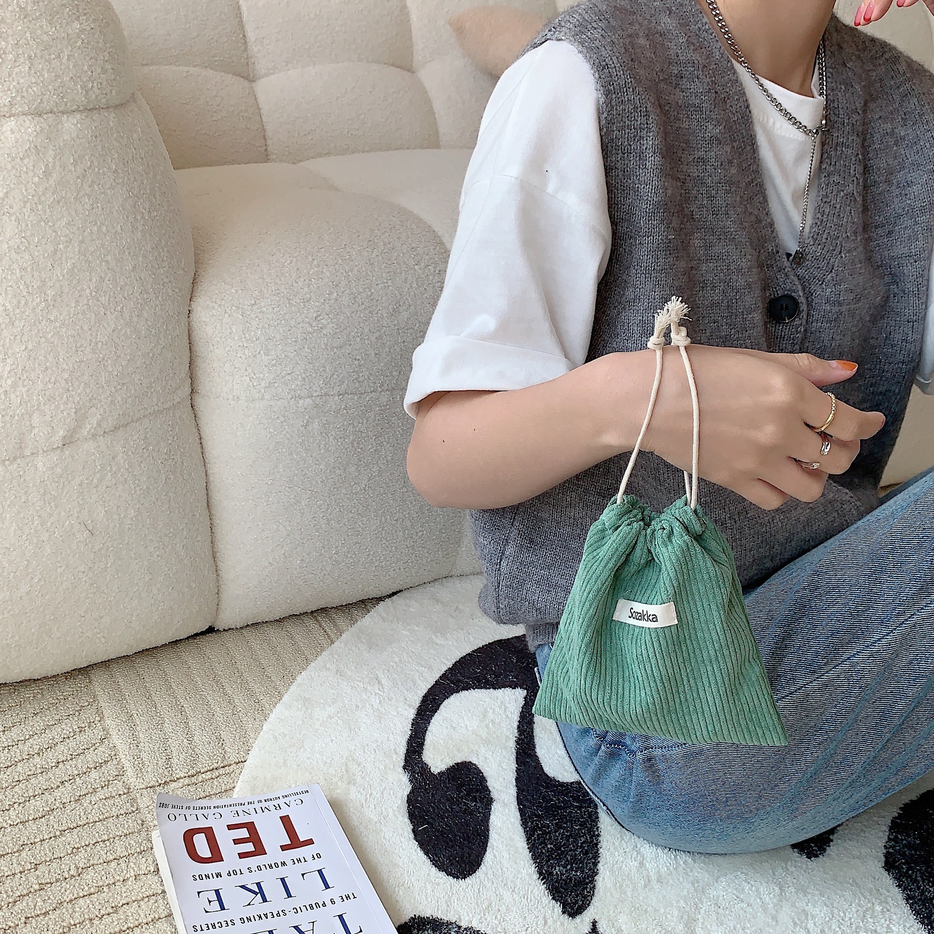 Suke.co 台灣現貨 韓系 ins 純色燈芯絨 織嘜 收納袋 抽繩 束口 化妝包 隨身型 旅行簡易化妝包 | 蝦皮購物