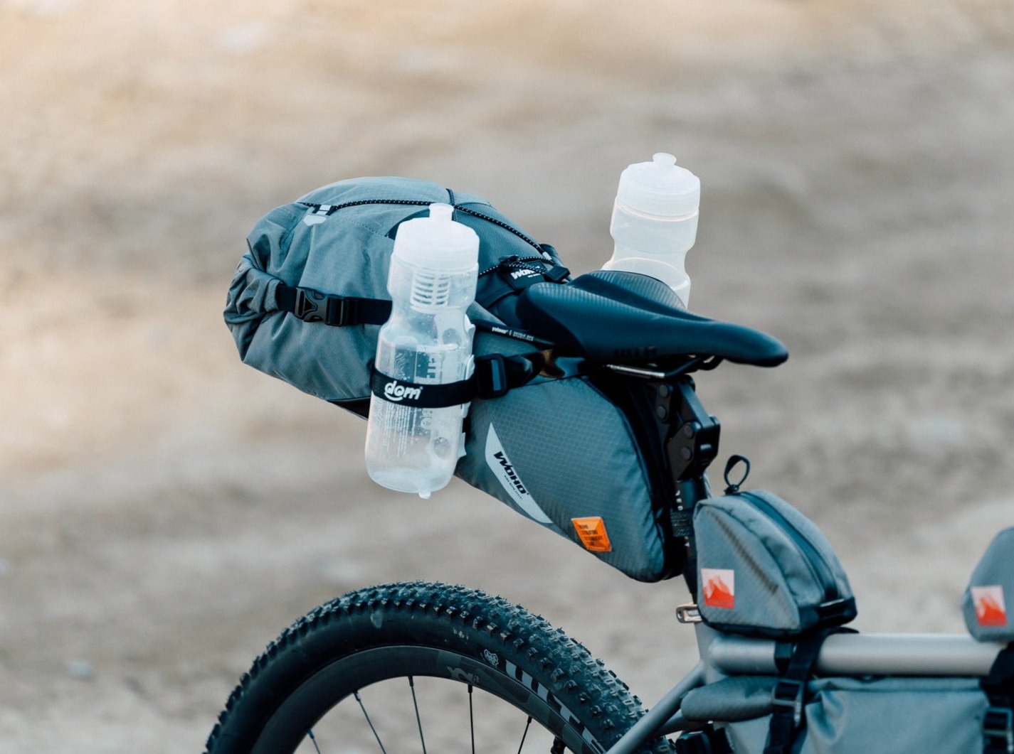WOHO BIKE XTouring Saddle Bag M 沃荷單車輕量全防水座墊包蟲蛹包 金屬灰蜂巢格紋 環島旅行 | 蝦皮購物