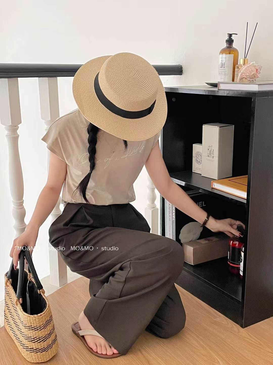 【SiBA Girl】 MOMO-335 現貨 草寫字母削肩T恤 草寫T 字母T T-shirt女 簡約上衣 3B | 蝦皮購物