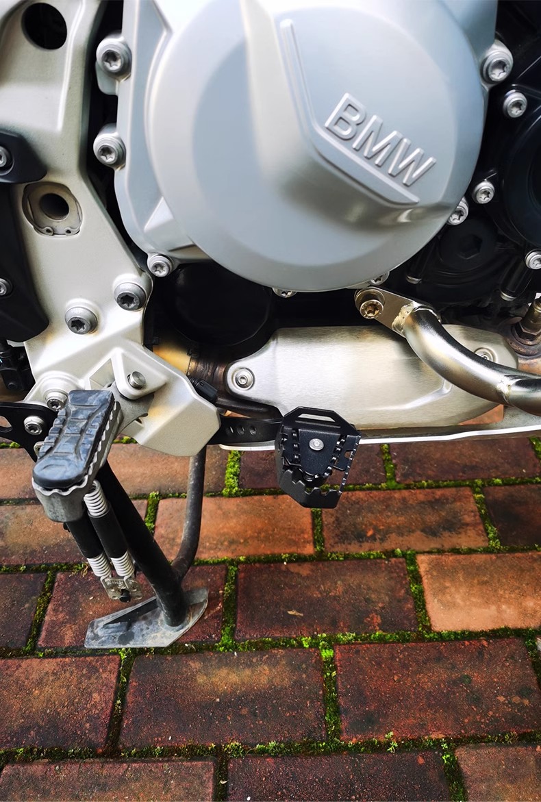 友友改裝 BMW R1200GS/R1250GS/ADV 後煞車腳踏板 腳踏加大座加寬墊 機車配件 CNC鋁合金 腳踏板 | 蝦皮購物