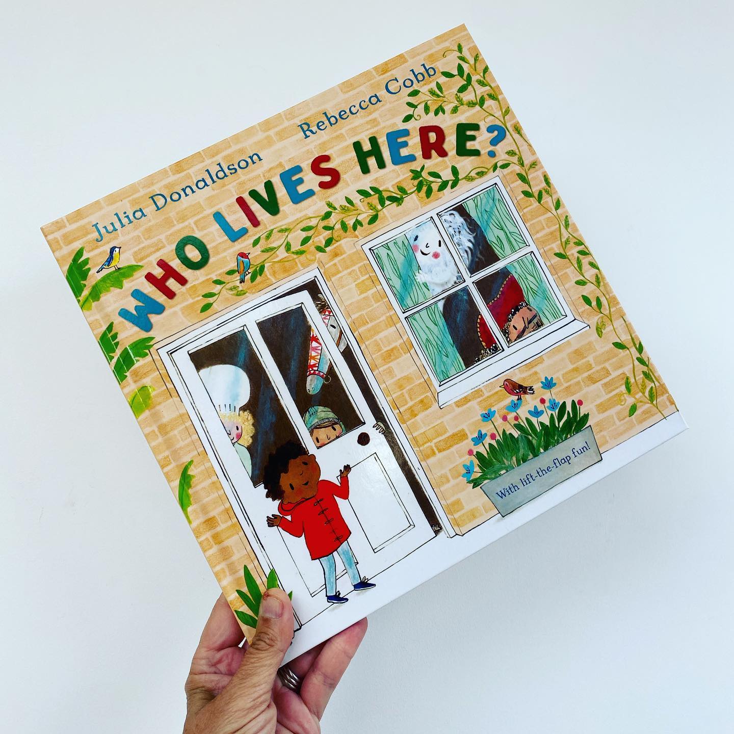 英文繪本🍀Who Lives Here? 有翻翻頁🍀Julia Donaldson & Rebecca Cobb🍀缺書店 | 蝦皮購物