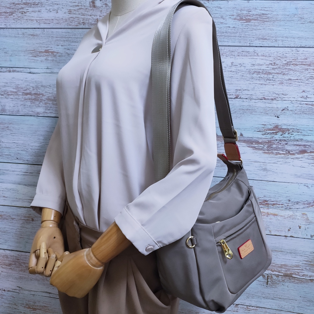 Misstery 側肩包防潑水面料搭配頂級植鞣革女用側背包/斜背包-卡其A88-199KK | 蝦皮購物