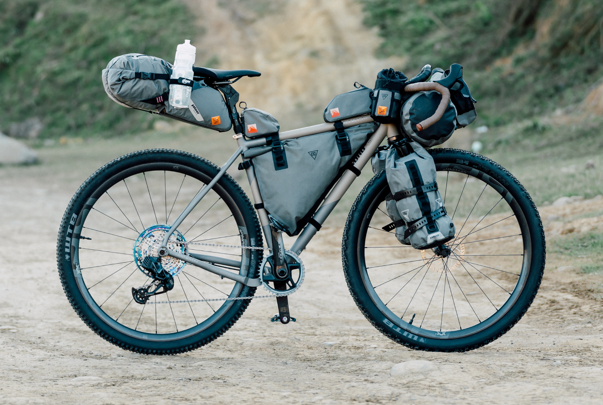 WOHO BIKE XTouring Saddle Bag M 沃荷單車輕量全防水座墊包蟲蛹包 金屬灰蜂巢格紋 環島旅行 | 蝦皮購物