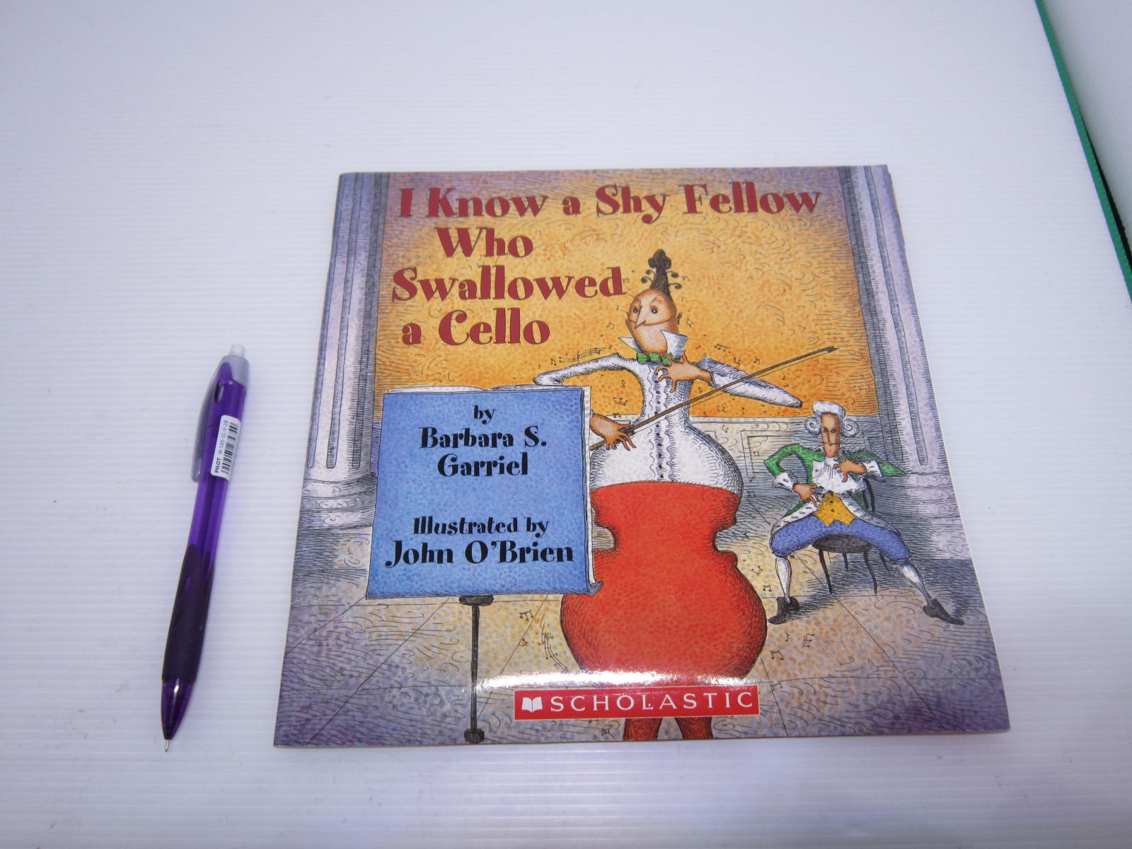 「二手書」I Know a Shy Fellow Who Swallowed a Cello Scholastic 英文 | 蝦皮購物