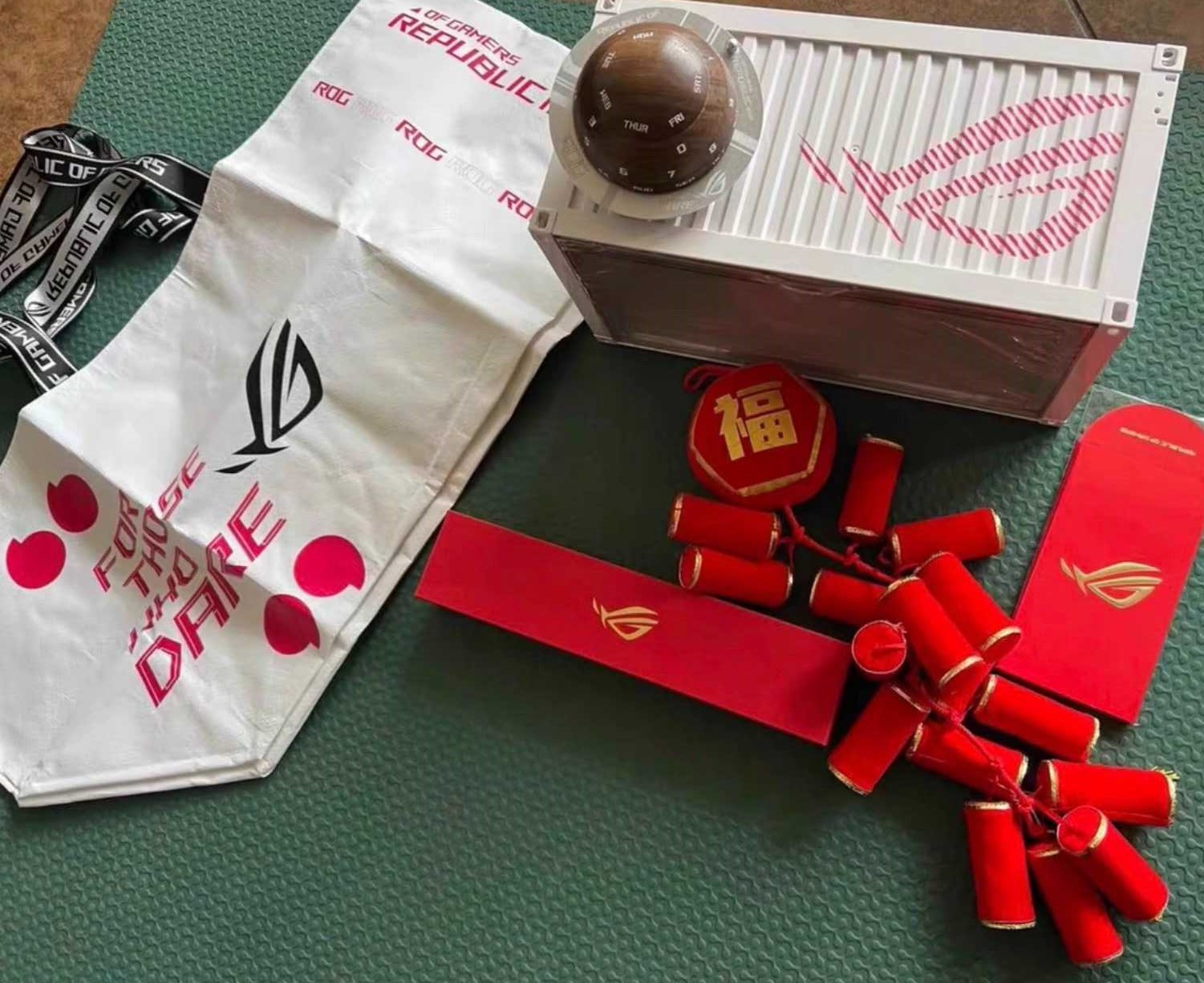 【ROG新春禮盒含：ROG公仔箱/星球日歷/鞭炮掛件/紅包/春聯/編織袋】全新未拆 ROG電競周邊 | 蝦皮購物