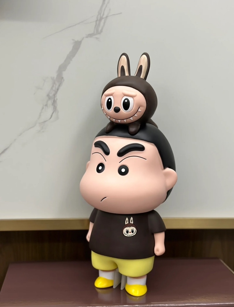 實拍影片🎦【YSHOP】 日本代購 拉布布LABUBU&蠟筆小新 趣味 公仔 擺件 1：1 限定收藏品 | 蝦皮購物