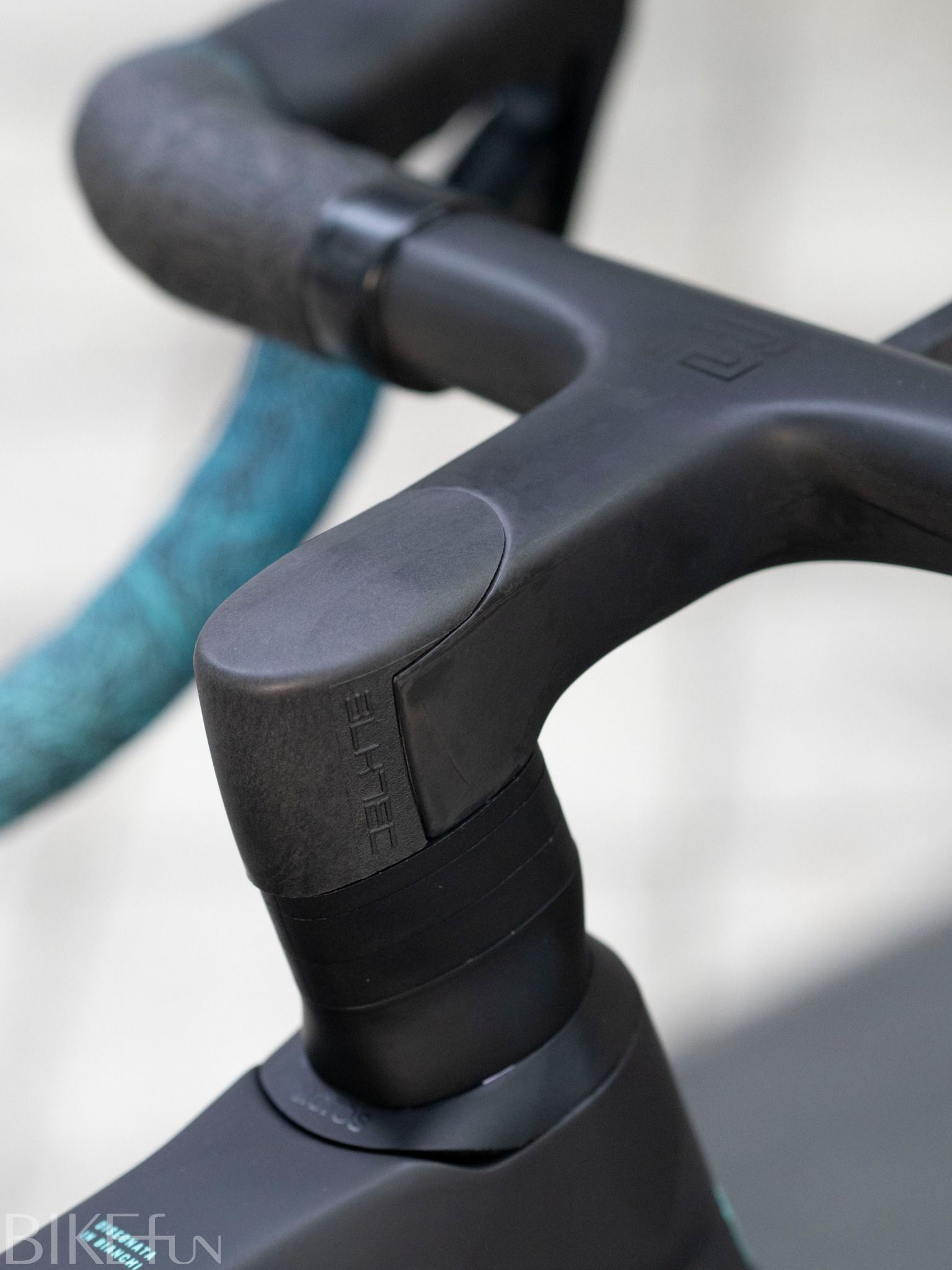 英國 BLKTEC L8 245g 超輕 一體式碳纖維車把 彎把 公路車 地表最強輕化物 > BIKEfun拜訪單車 | 蝦皮購物