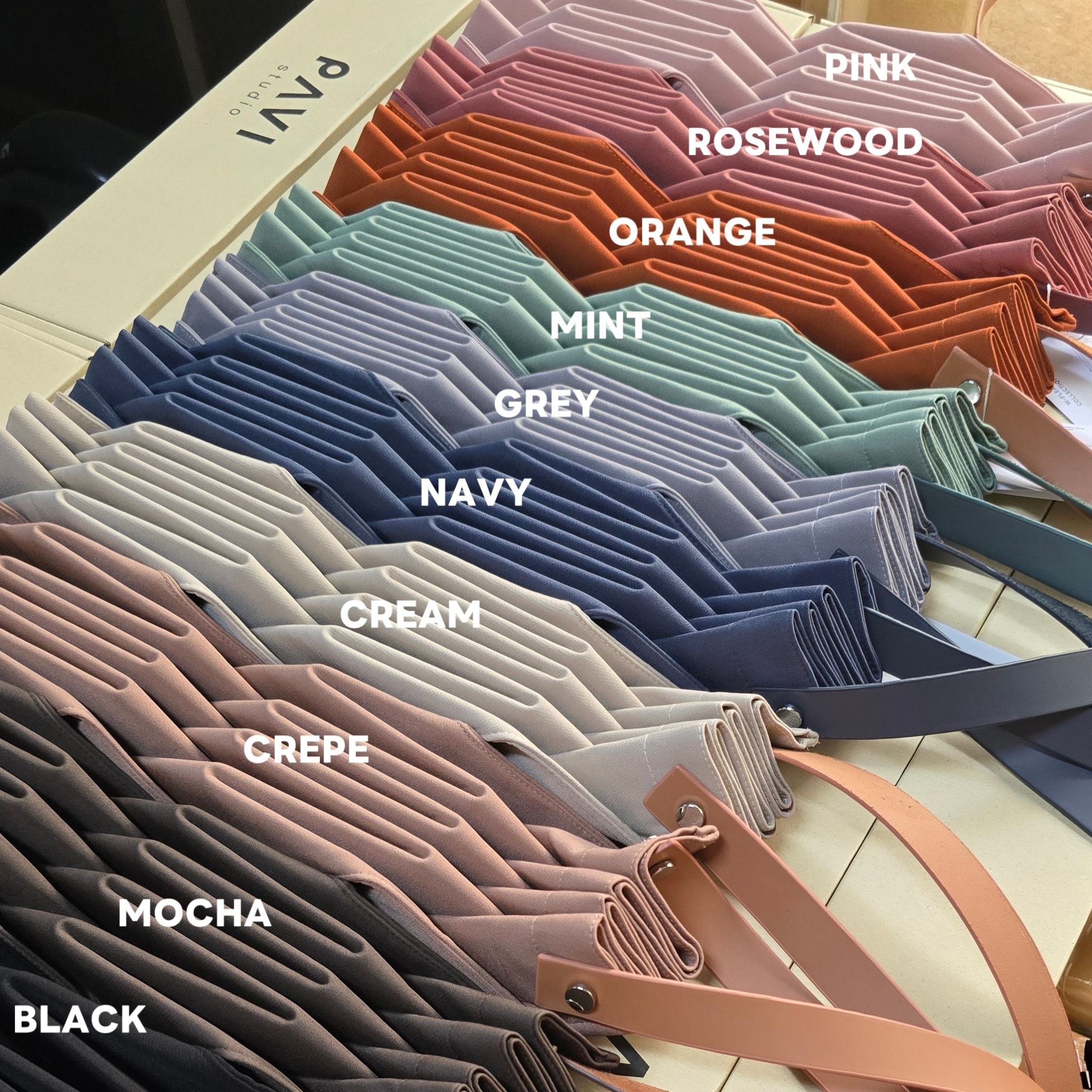 [少量現貨] 泰國品牌ᵀᴴ Pavi Studio 曼谷新銳設計 W摺疊肩背包 W-Pleat 折疊包 皺褶包 | 蝦皮購物