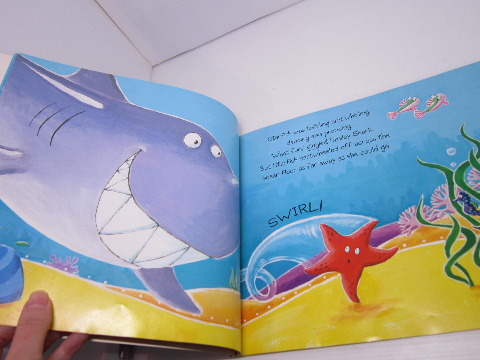 「二手書」附CD Smiley Shark by Ruth Galloway 英文繪本 Little Tiger | 蝦皮購物