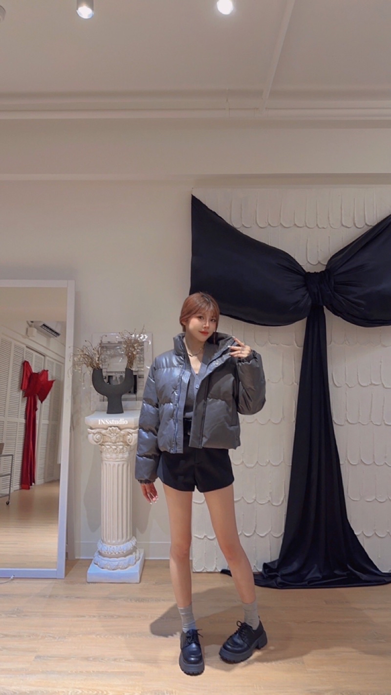 Yi_shop • ins 《現/預》優惠價｝高級皮質短款麵包羽絨外套 皮革外套 麵包外套 小紅書女裝 短版 | 蝦皮購物