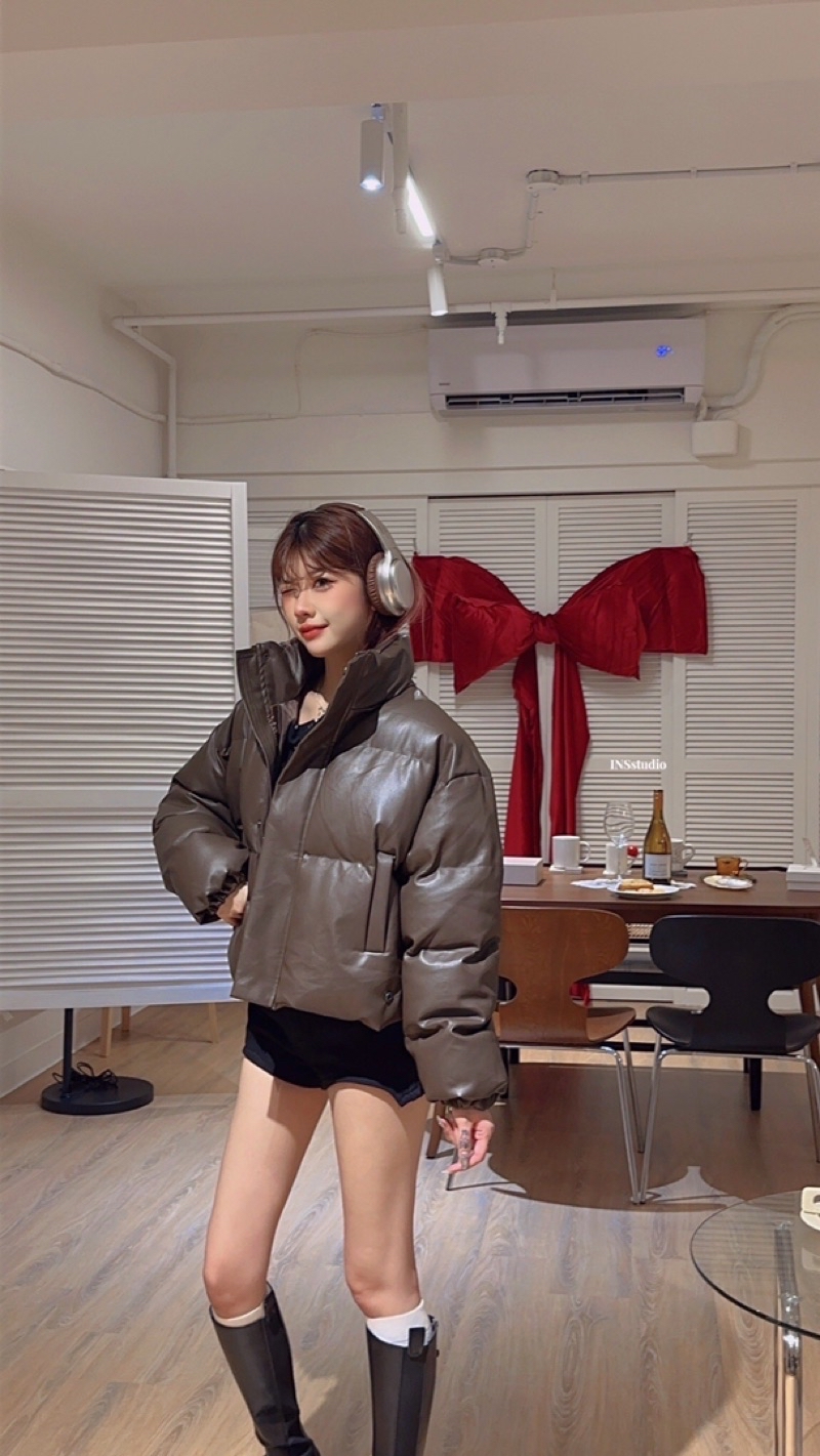 Yi_shop • ins 《現/預》優惠價｝高級皮質短款麵包羽絨外套 皮革外套 麵包外套 小紅書女裝 短版 | 蝦皮購物