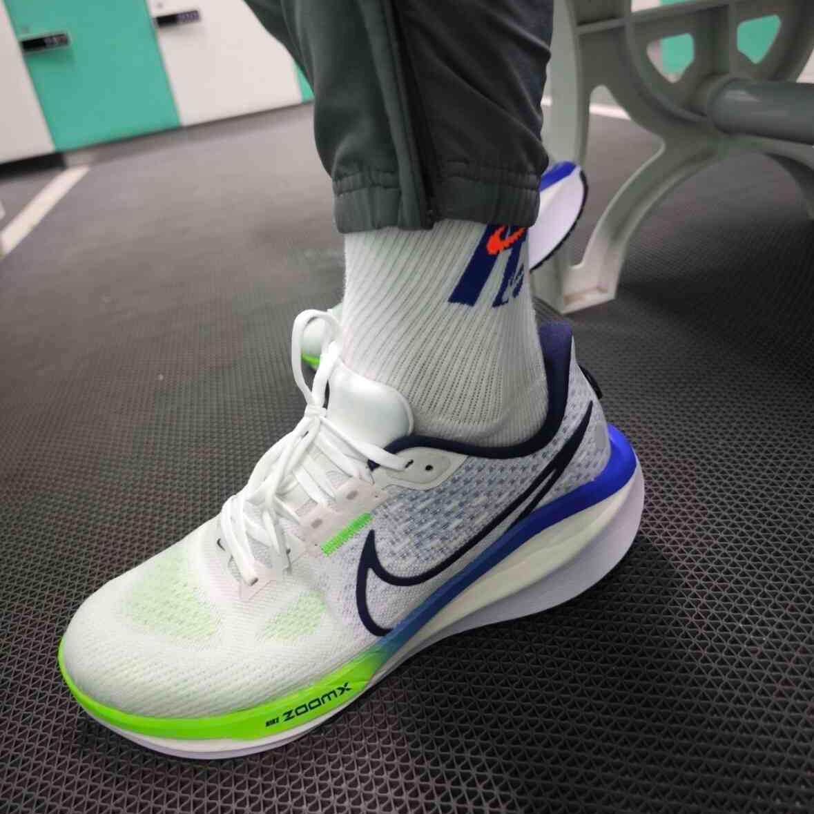 【豬豬老闆】NIKE VOMERO 17 透氣 運動 慢跑鞋 男 黑灰FB1309-001米白紅003黑金006白100 | 蝦皮購物