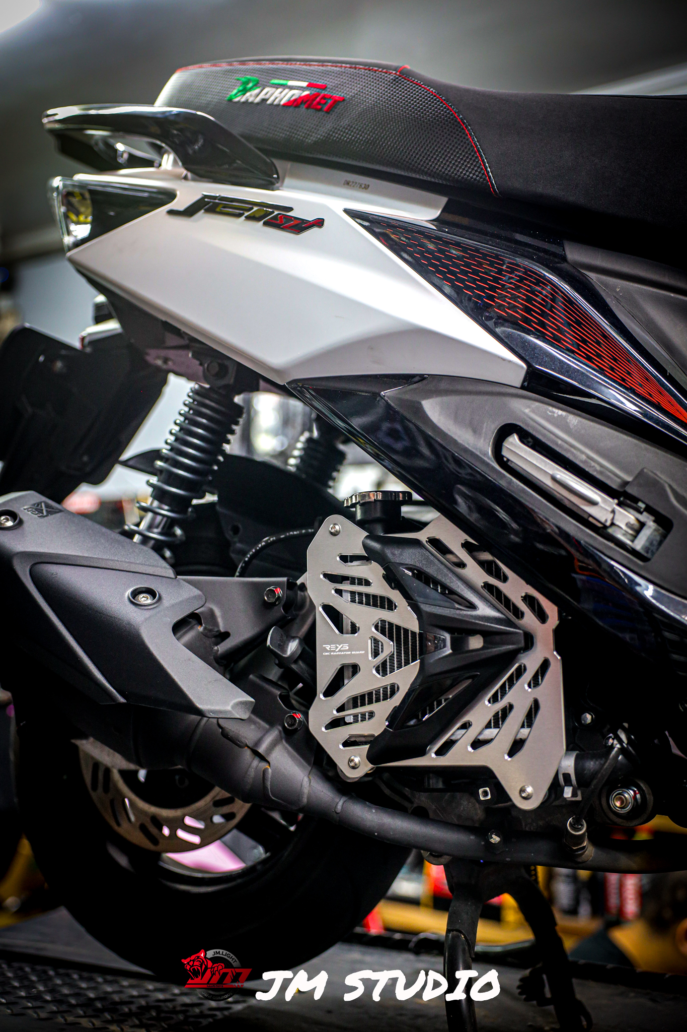 [J.M傑米車藝] REYS 水箱護蓋 一體式CNC 造型集風罩 MMBCU、DRG、JETSL、勁戰六代、水冷BWS | 蝦皮購物