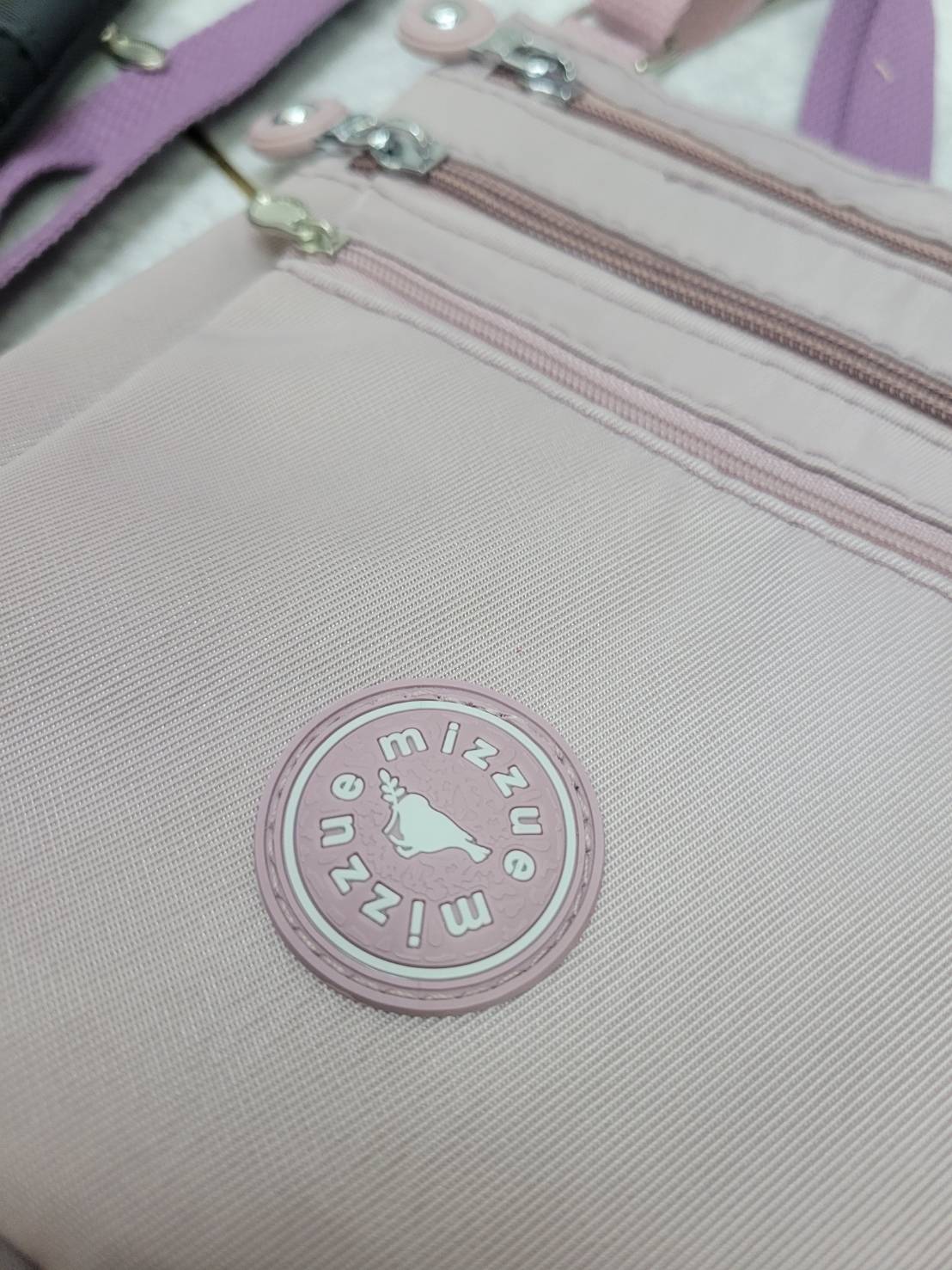 mizzue 台灣現貨 小側包 手機包 防水小包 多隔層包 小方包 輕巧輕量 斜背包 側背包 女生手機包 外出散步小包 | 蝦皮購物