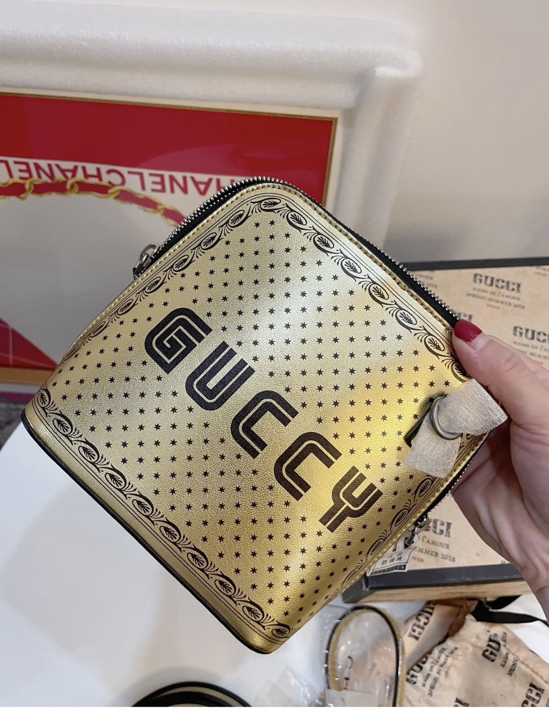 Gucci 511189 GUCCY 印花小牛皮貝殼相機包 金色【促銷品】 | 蝦皮購物