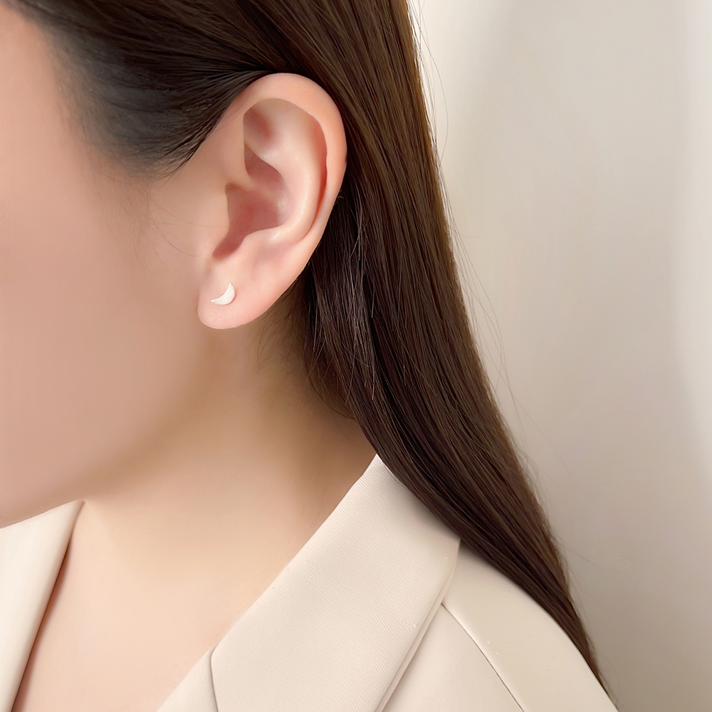 [全純銀.耳環] 迷你彎月小耳環【UME】洗澡可戴 睡覺可戴 S925純銀耳環 | 蝦皮購物