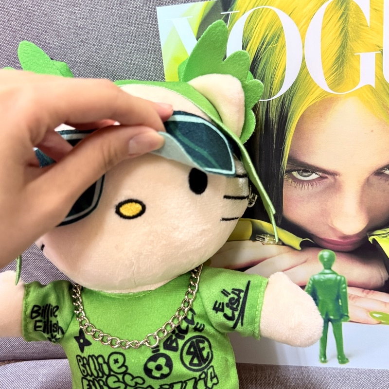 F•L🚀(現貨+送🎁) Billie Eilish x Hello Kitty 造型玩偶 | 蝦皮購物