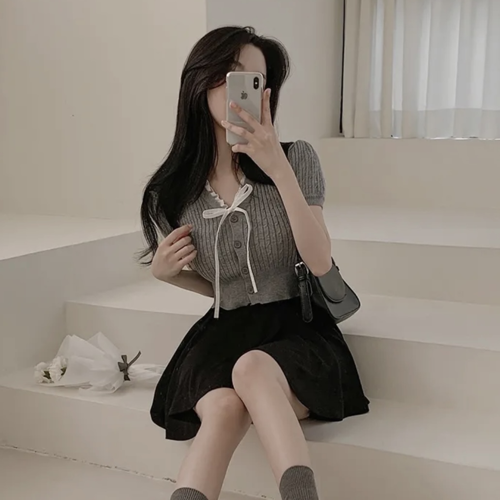 氣質V領針織上衣【A4192】PAPI女裝批發價春夏新款韓系INS休閒百搭排扣短袖上衣 短版上衣 坑條上衣針織衫 | 蝦皮購物