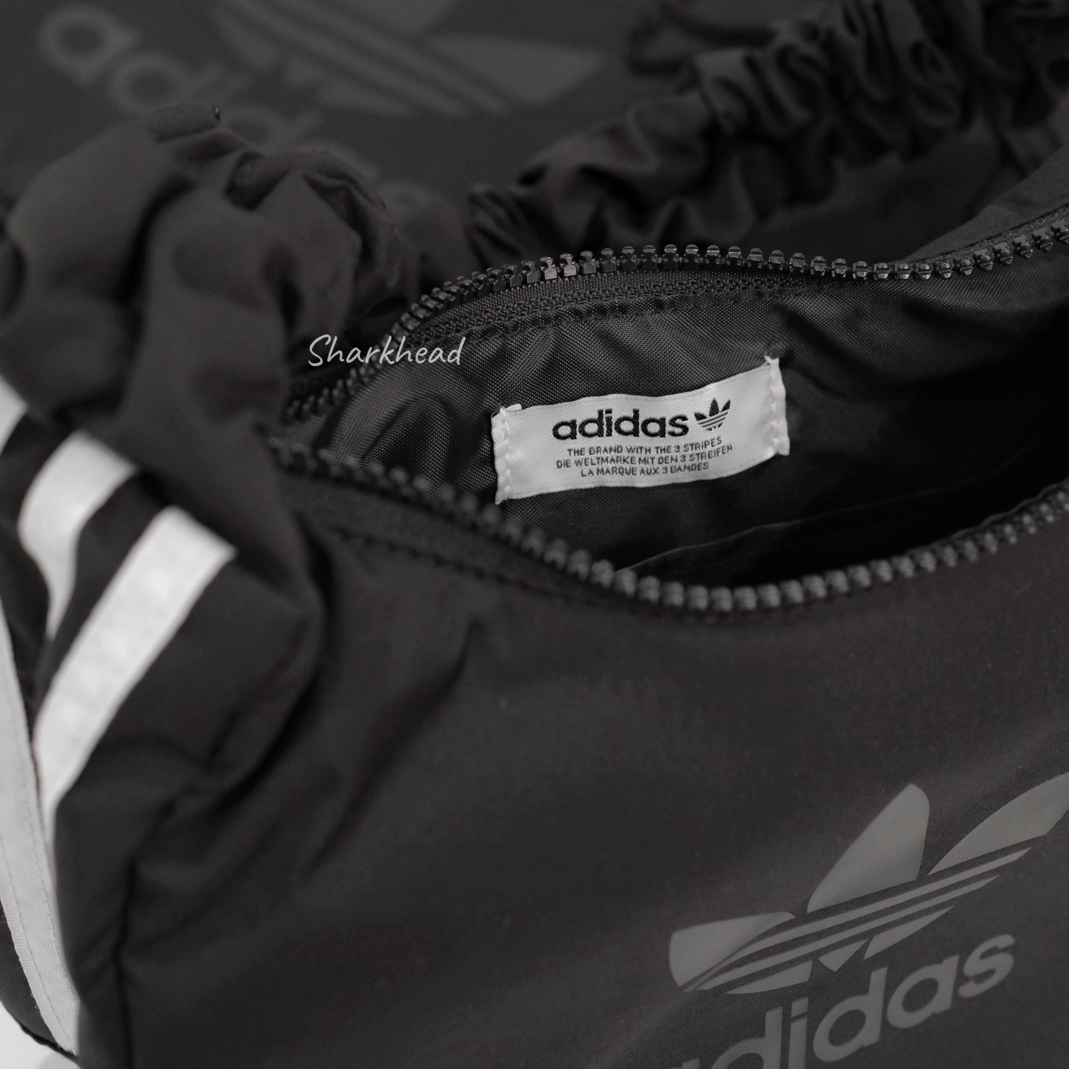 【Sharkhead】現貨 Adidas 雲朵包 黑 小包 抽繩 肩背包 側背 三葉草 三線 JP0144 JP0145 | 蝦皮購物