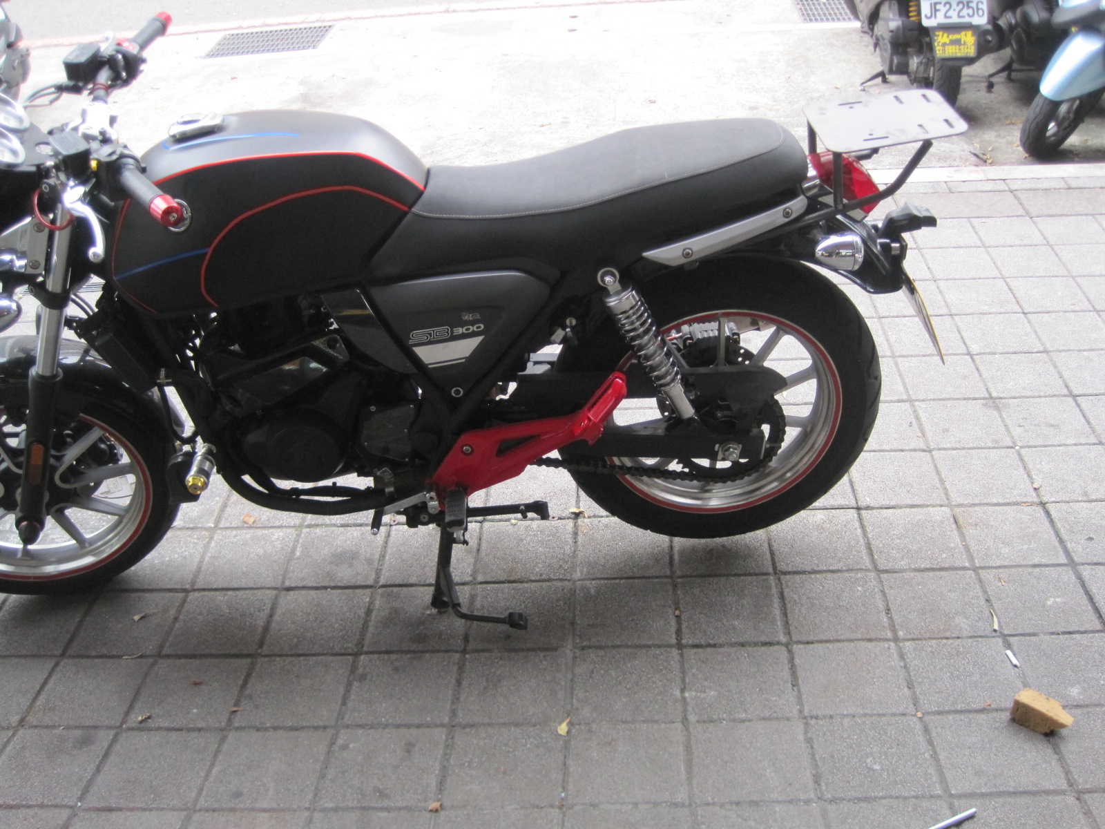 【新北新莊箱架屋】 鐵板型 Sym 三陽 大野狼 SB300 改版 後架 後箱架 漢堡架 SHAD 可直上 | 蝦皮購物