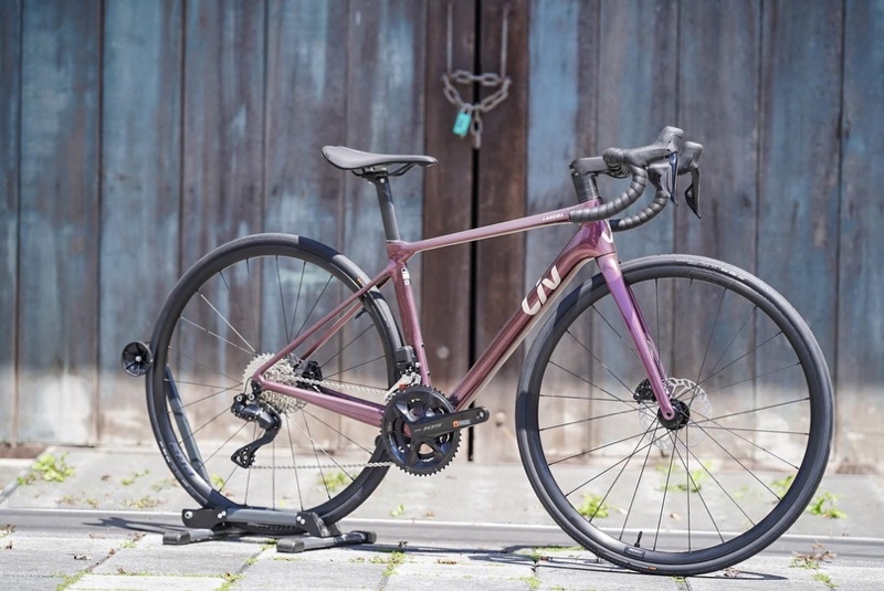 【KOM單車】 2025 GIANT LIV Langma Advanced 1 QOM 碳纖維公路車 電子變數 碟煞 | 蝦皮購物