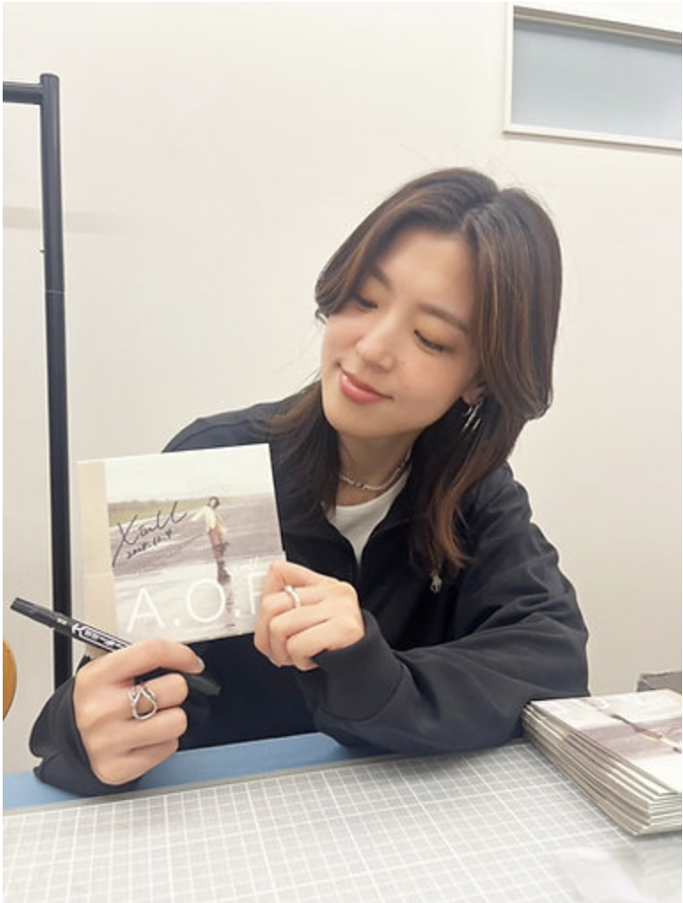 XinU 「 A.O.R 」了紀念在台灣shopee上的銷售開始, XinU本人親筆簽名的20張CD限量版也開始出售了哦 | 蝦皮購物