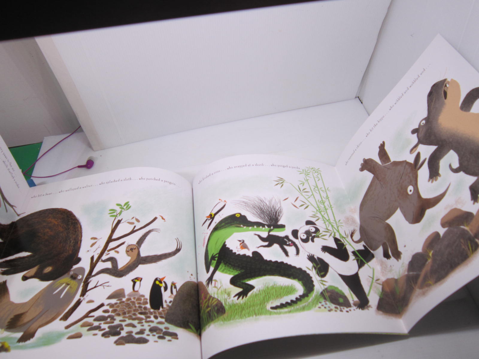 「二手書」Never Tickle a Tiger 英文繪本 Pamela Butchart Bloomsbury 平裝 | 蝦皮購物