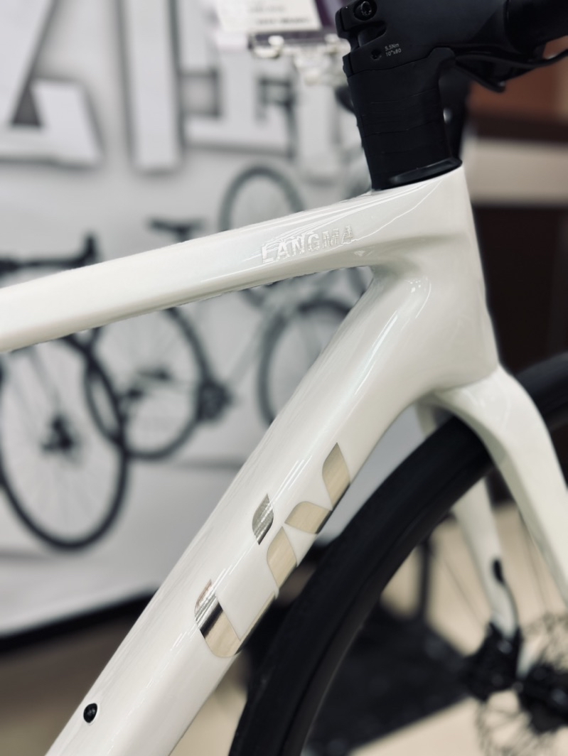 【KOM單車】 2025 GIANT LIV Langma Advanced 1 QOM 碳纖維公路車 電子變數 碟煞 | 蝦皮購物