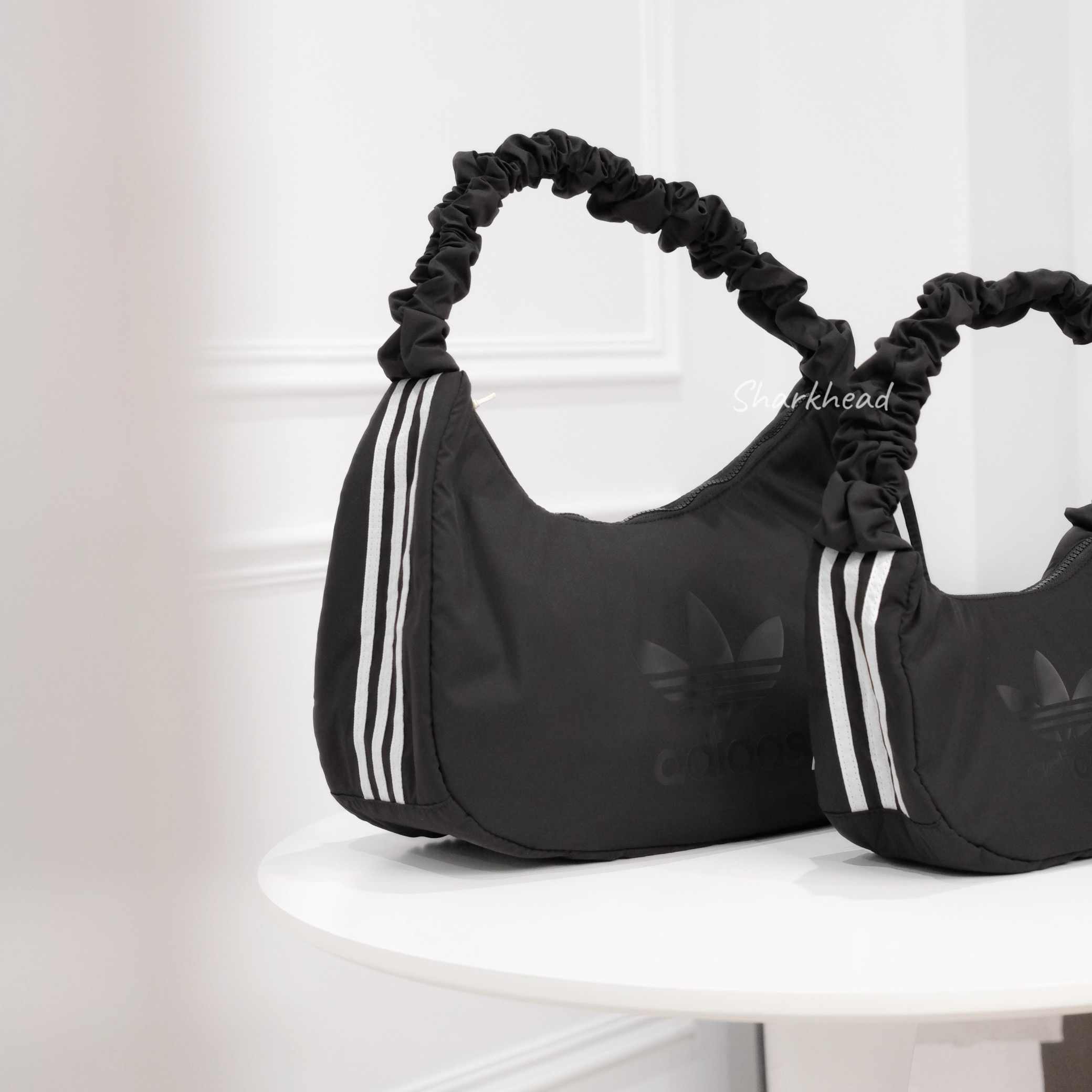 【Sharkhead】現貨 Adidas 雲朵包 黑 小包 抽繩 肩背包 側背 三葉草 三線 JP0144 JP0145 | 蝦皮購物