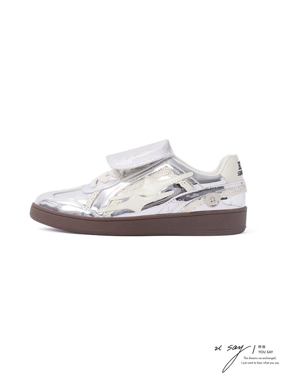 ～YOU SAY～ 台北實體門市經銷授權 Killwinner 張員瑛同款德訓鞋 翻蓋鞋舌 蝴蝶結 蕾絲鞋帶 送耳機 銀 | 蝦皮購物