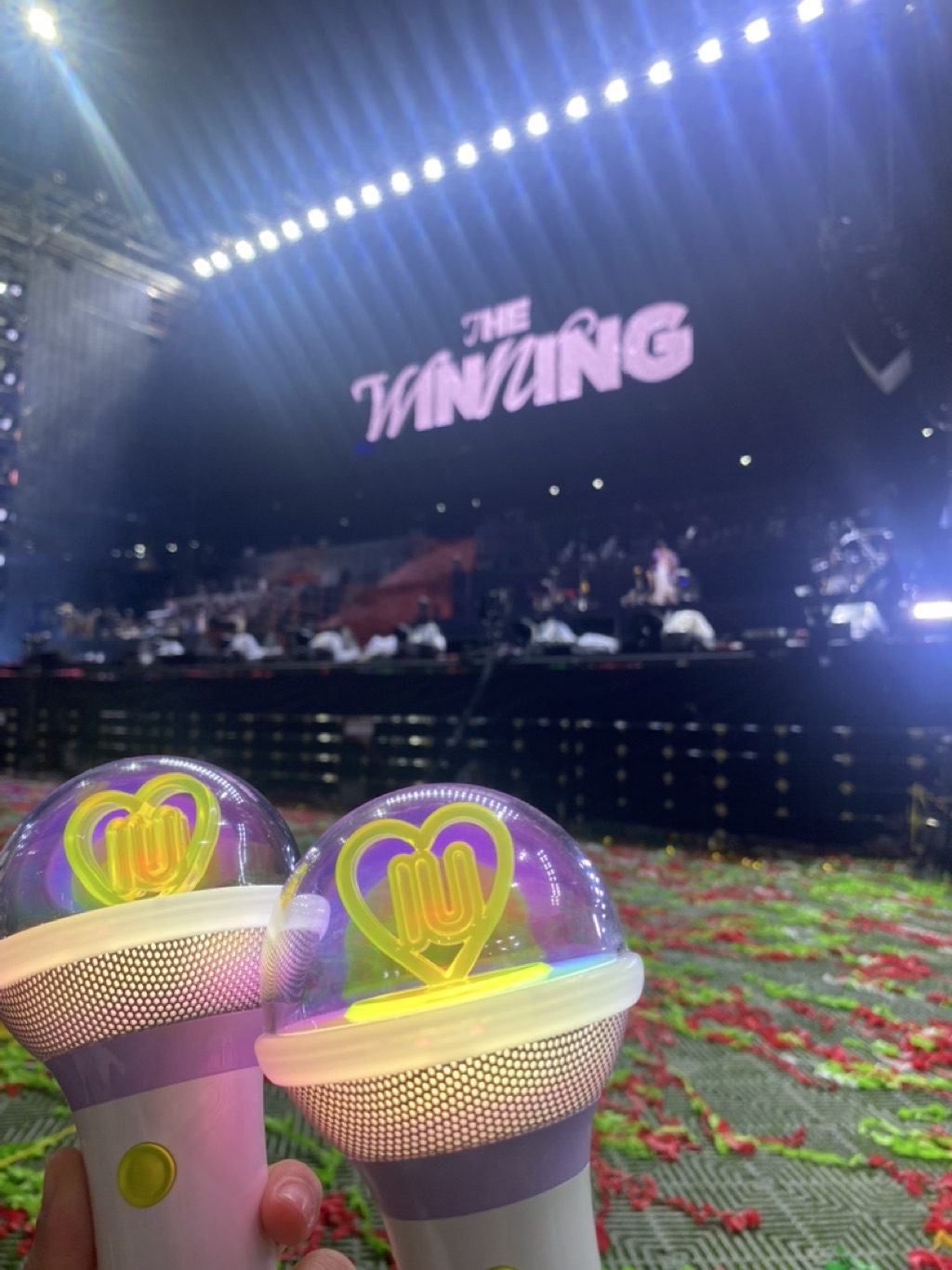 [2024 IU HEREH WORLD TOUR CONCERT ENCORE] 官方周邊 迷你手燈鑰匙圈 韓國帶回 | 蝦皮購物
