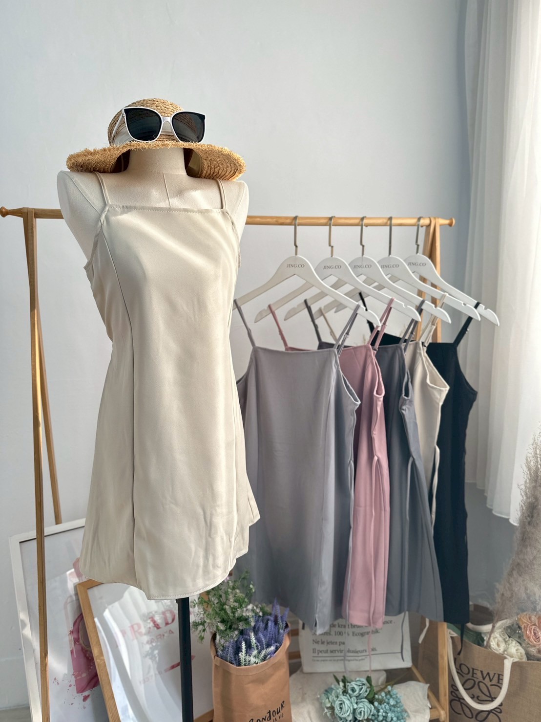 6色現貨秒出♥️【JinG】YIFAN*簡約綁帶細肩短洋裝♥️正韓 肩帶可調 連身裙 細肩洋裝 短裙 A字裙 無袖上衣 | 蝦皮購物